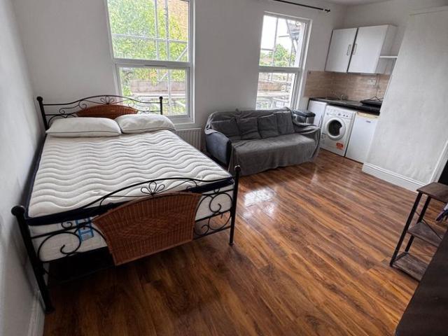 Blagrove Road, London W10, Studio to rent, £1,350 pcm | PrimeLocation