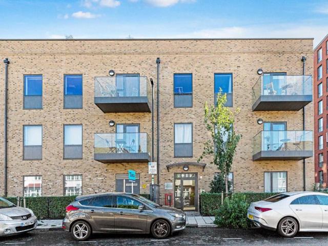 Blairderry Road, London SW2 2 bed flat to rent £2,500 pcm £577 pw