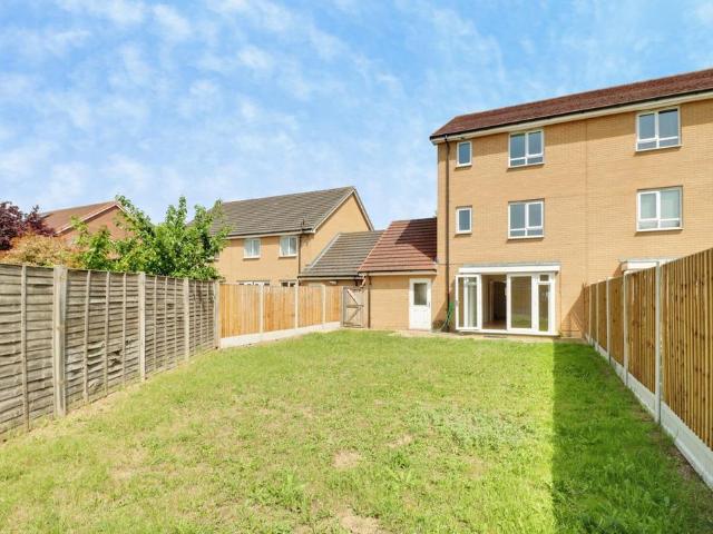 Blake Avenue, Basildon, SS14 4 bed semi detached house to rent £2,400 pcm £554 pw