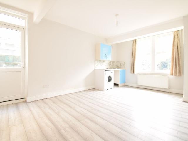 Blakemore Road, Streatham Hill, London SW16, Studio to rent, £1,250 pcm | PrimeLocation
