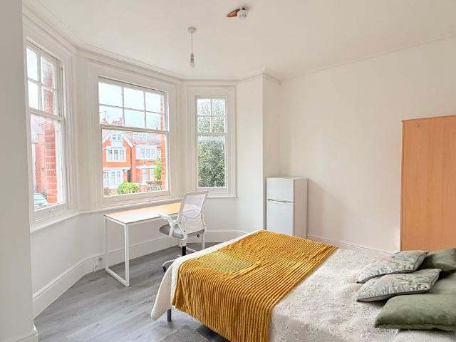 Blakesley Avenue, Ealing Broadway W5, Room to rent, £900 pcm | PrimeLocation