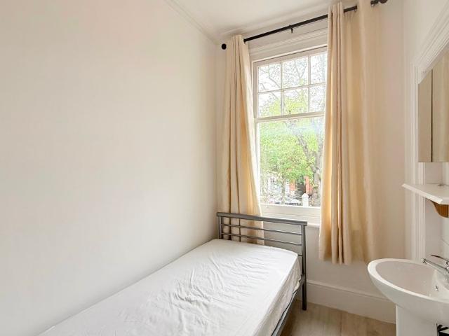Blakesley Avenue, Ealing Broadway W5, Room to rent, £650 pcm | PrimeLocation