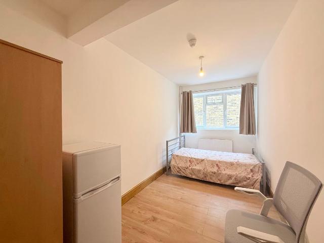 Blakesley Avenue, London W5, Room to rent, £850 pcm | PrimeLocation