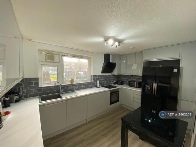 Blanch Close, London, SE15 2 bed flat to rent £2,000 pcm £462 pw
