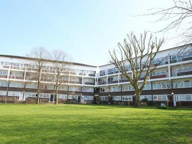 Blanchard Close, London, 3 Bedroom Flat