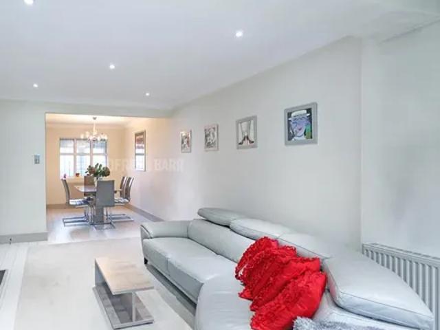 Blandford Close, London, N2 0DH, United Kingdom | 4 bed duplex for rent #134900202 | Rentberry