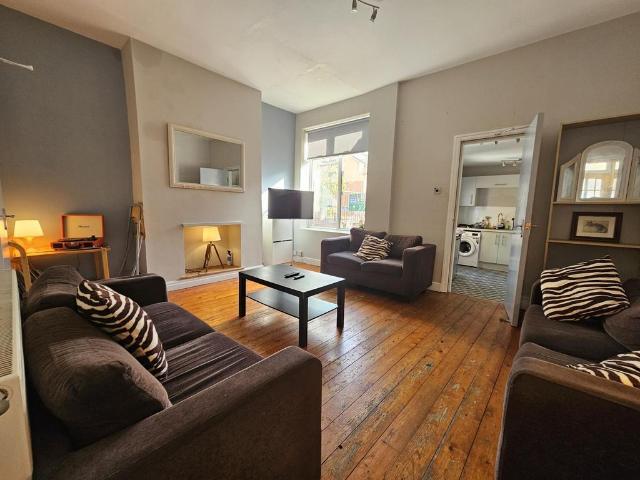 Blandford Gardens, Leeds 5 bed house to rent £3,142 pcm £725 pw