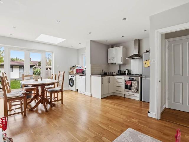 Blandford Road 3 bed house to rent £2,400 pcm £554 pw