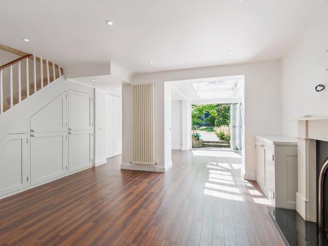 Blenheim Terrace, St John's Wood. 3 bed semi detached house to rent £12,500 pcm £2,885 pw