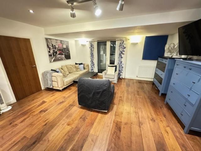 Blenheim Court, SE10 2 bed flat to rent £2,300 pcm £531 pw