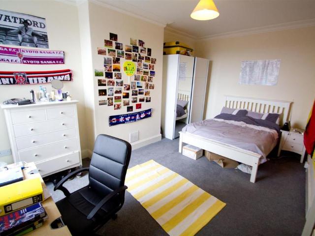 Blenheim Crescent, Hyde Park, Leeds. 6 bed terraced house to rent £3,380 pcm £780 pw