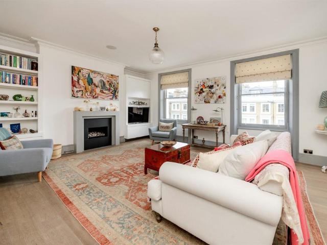 Blenheim Crescent, London, W11 2 bed flat to rent £8,996 pcm £2,076 pw