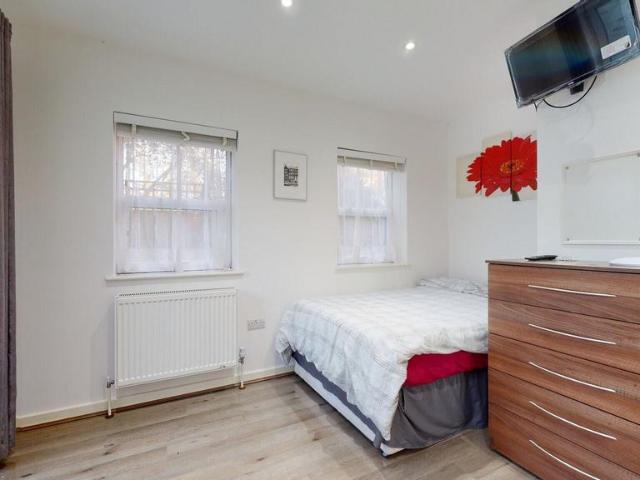 Blenheim Gardens, London NW2 Studio to rent £1,552 pcm £358 pw