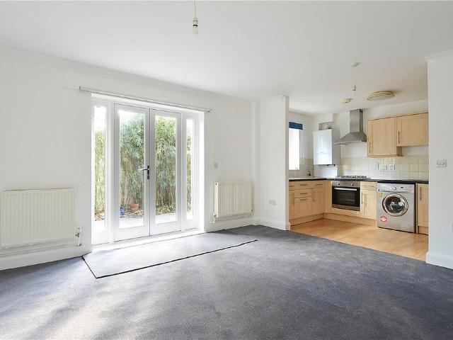 Blenheim Grove, Peckham Rye, London. 1 bed apartment to rent £1,650 pcm £381 pw