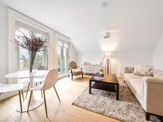 Blenheim Road, Raynes Park 2 bed flat for sale £545,000