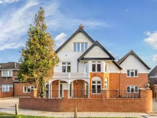 Blenheim Road, Raynes Park 2 bed flat for sale £575,000