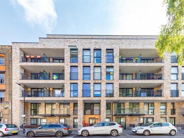 Blue Anchor Lane, London SE16 2 bed flat to rent £2,600 pcm £600 pw