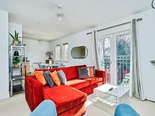 Blue Cedar Drive, Sutton Coldfield, B74 2 bed flat to rent £1,175 pcm £271 pw