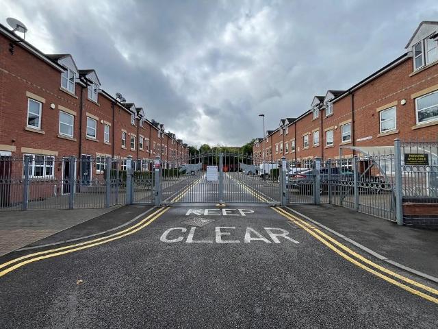 Blue Fox Close, West End, Leicester LE3 4 bed townhouse to rent £2,063 pcm £476 pw