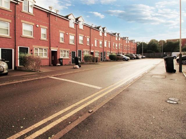 Blue Fox Close, Leicester 4 bed house to rent £1,924 pcm £444 pw