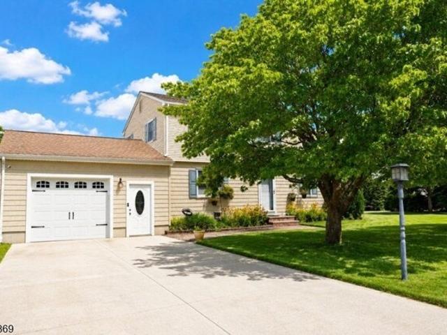Blue Grass Dr, Ewing Township, Home For Sale