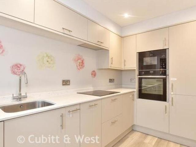 Bluecoat Pond, Christs Hospital, 2 Bedroom End
