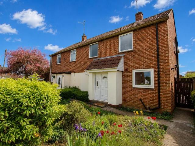 Bluebell Avenue, Peterborough PE1 3 bed semi detached house to rent £1,175 pcm £271 pw