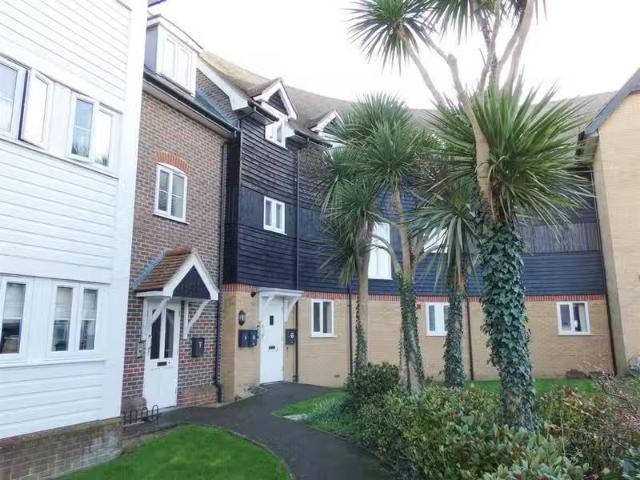Bluefield Mews, Whitstable, CT5 3 bed apartment to rent £1,4.