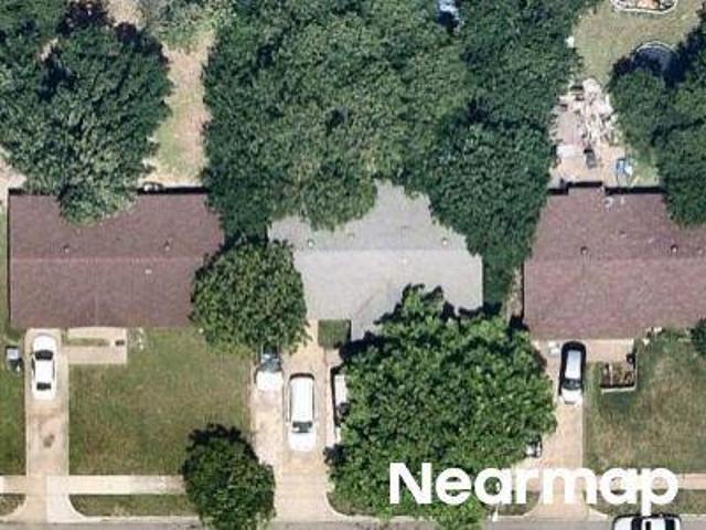 Bluewood Dr