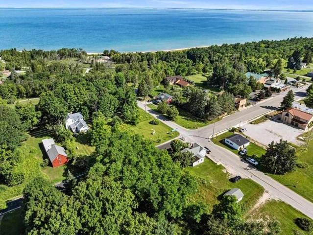 Bluff Ter, Harbor Springs, MI 49740