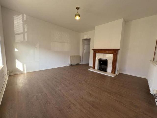Blumfield Crescent, Slough, SL1 3 bed semi detached house to rent £2,800 pcm £646 pw