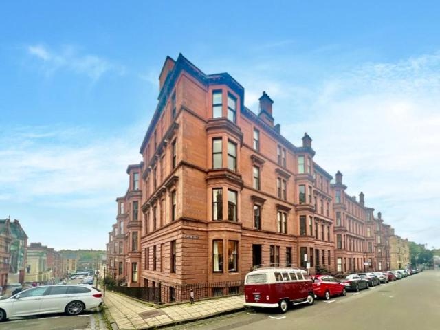 B/R, 36 Kersland Street 4 bed flat to rent £2,760 pcm £637 pw