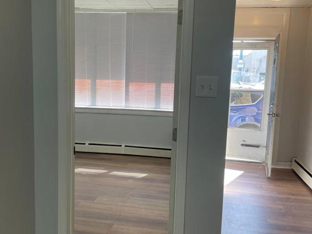 BR_bath apartment located across trolley stop
