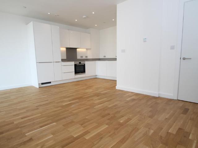 Brouard Court, Bromley, BR2 2 bed apartment to rent £2,100 pcm £485 pw