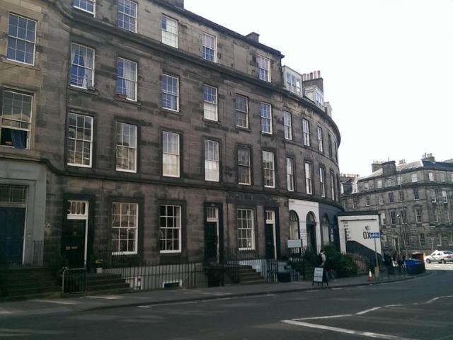 Broughton Street, Edinburgh EH1 3 bed flat to rent £2,685 pcm £620 pw