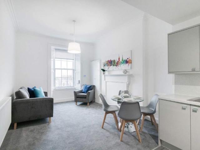 Broughton Street, Edinburgh, EH1 3 bed flat to rent £2,700 pcm £623 pw