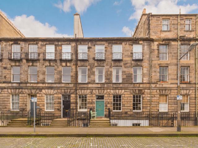 Broughton Place, Edinburgh EH1 2 bed ground floor flat to rent £2,100 pcm £485 pw