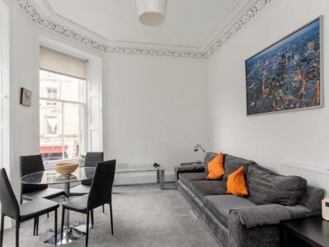Brougham Place, Tollcross, Edinburgh. 4 bed apartment to rent £3,300 pcm £762 pw