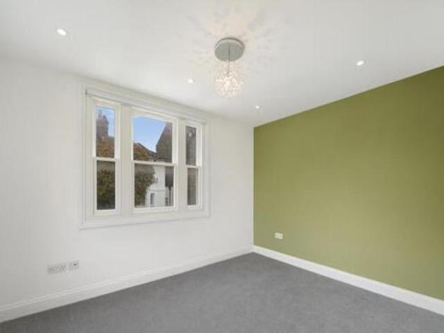 Brougham Road, Acton, 3 Bedroom Flat