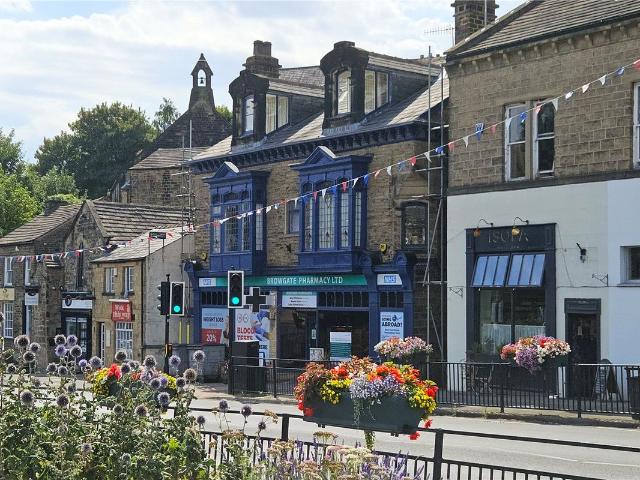Browgate, Baildon, Shipley, West Yorkshire BD17, 2 bed flat to rent, £850 pcm | PrimeLocation