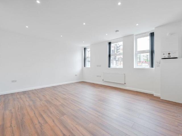 Brownhill Road, Catford, London, SE6 2 bed flat to rent £2,000 pcm £462 pw
