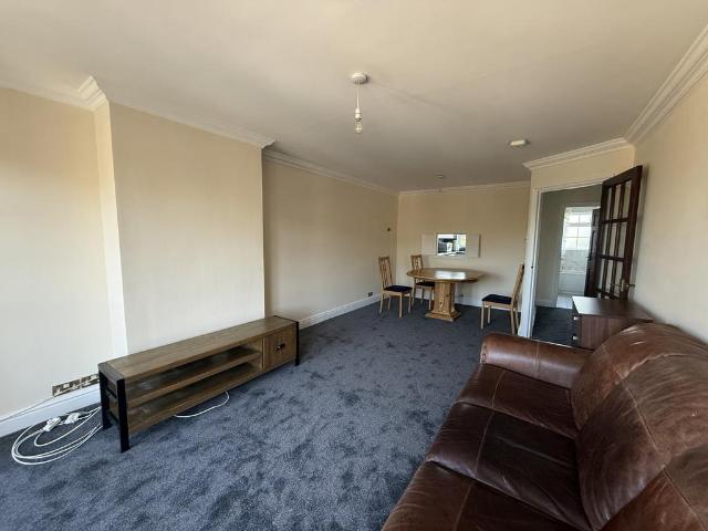 Browning Avenue, London W7 2 bed flat to rent £1,900 pcm £438 pw