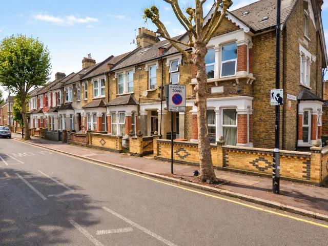 Browning Road, London, E12 2 bed flat to rent £1,700 pcm £392 pw