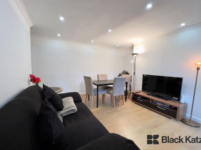 Browning Street, Elephant And Castle SE17, 3 bed flat to rent, £3,198 pcm | PrimeLocation