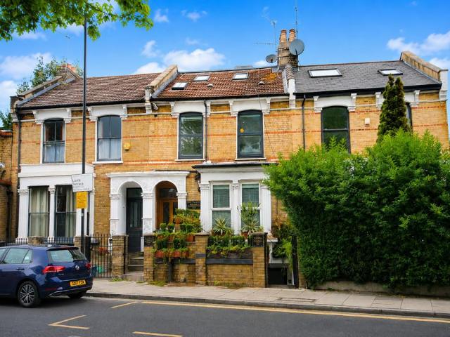Brownswood Road, London, N4 2 bed apartment to rent £2,450 pcm £565 pw