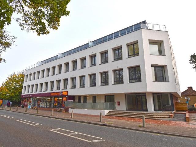 Broxbourne, EN10 2 bed flat to rent £1,650 pcm £381 pw