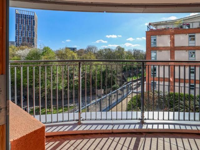 Broad Weir, Bristol 2 bed apartment to rent £1,900 pcm £438 pw