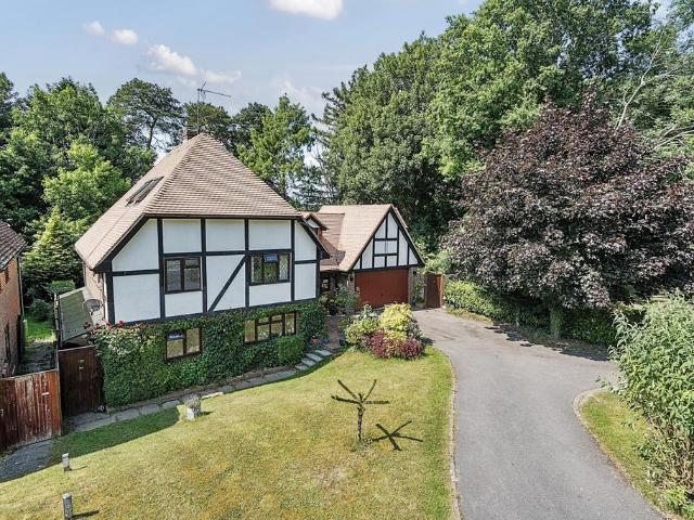 Broad Ha'penny, Wrecclesham, Farnham. 5 bed detached house to rent £3,750 pcm £865 pw