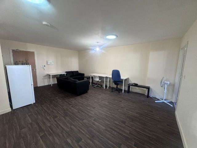 Broad Lane, Huddersfield HD5, 2 bed flat to rent, £750 pcm | PrimeLocation