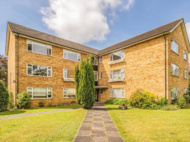 Broad Lane, Hampton TW12 2 bed flat to rent £2,100 pcm £485 pw